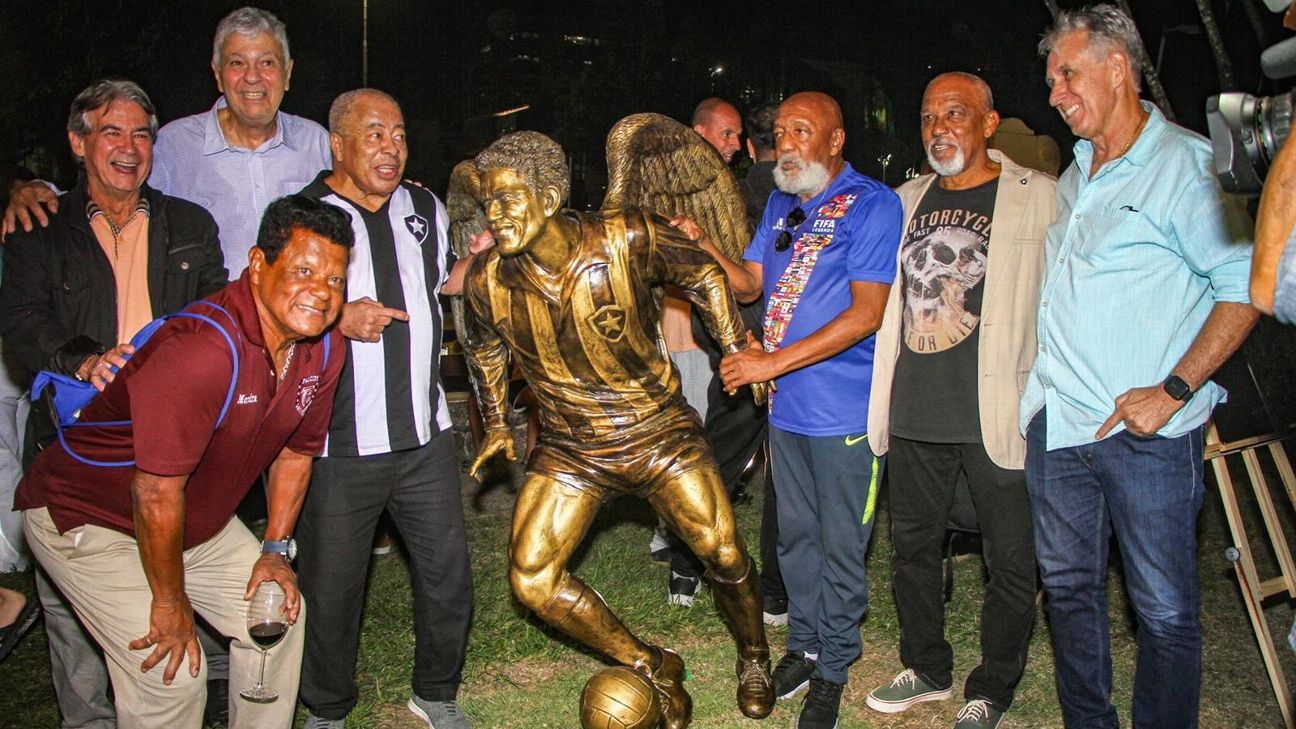 Botafogo inaugura estátua de Garrincha em General Severiano; veja como ...