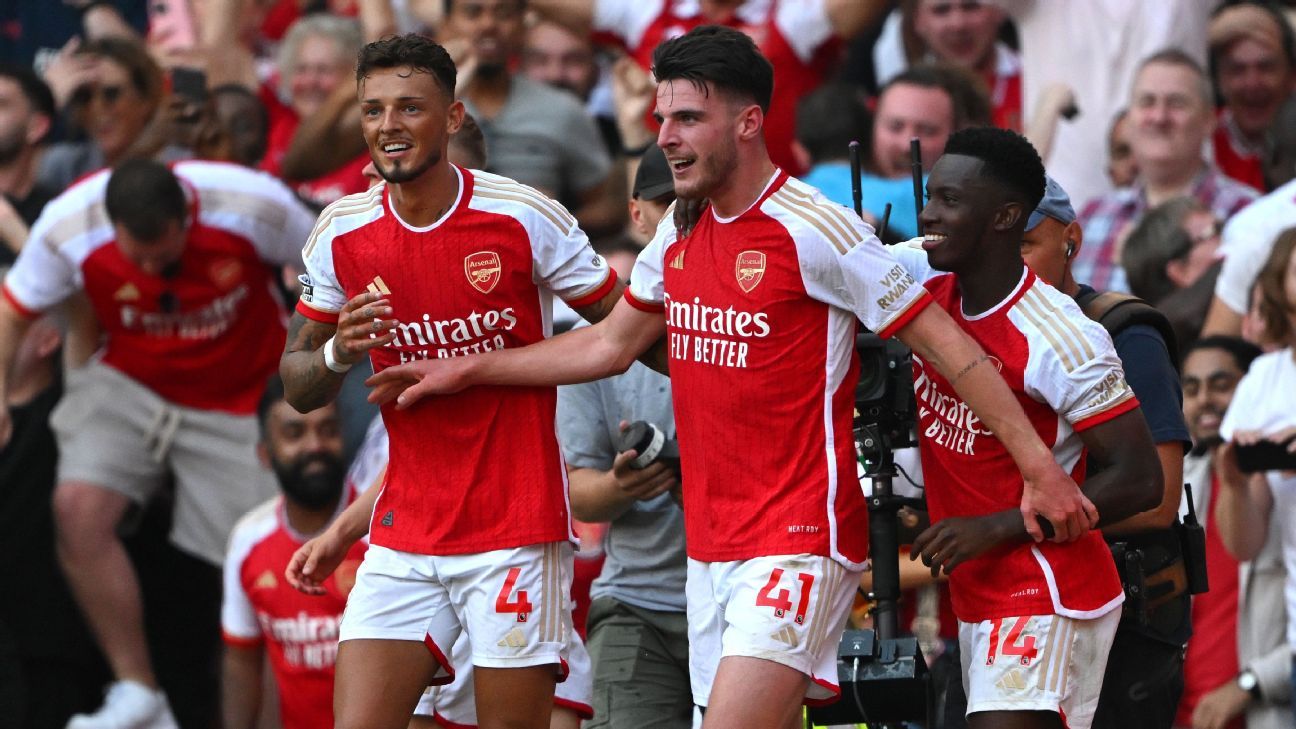 Arsenal lo define en los últimos minutos y vence al Manchester United ...