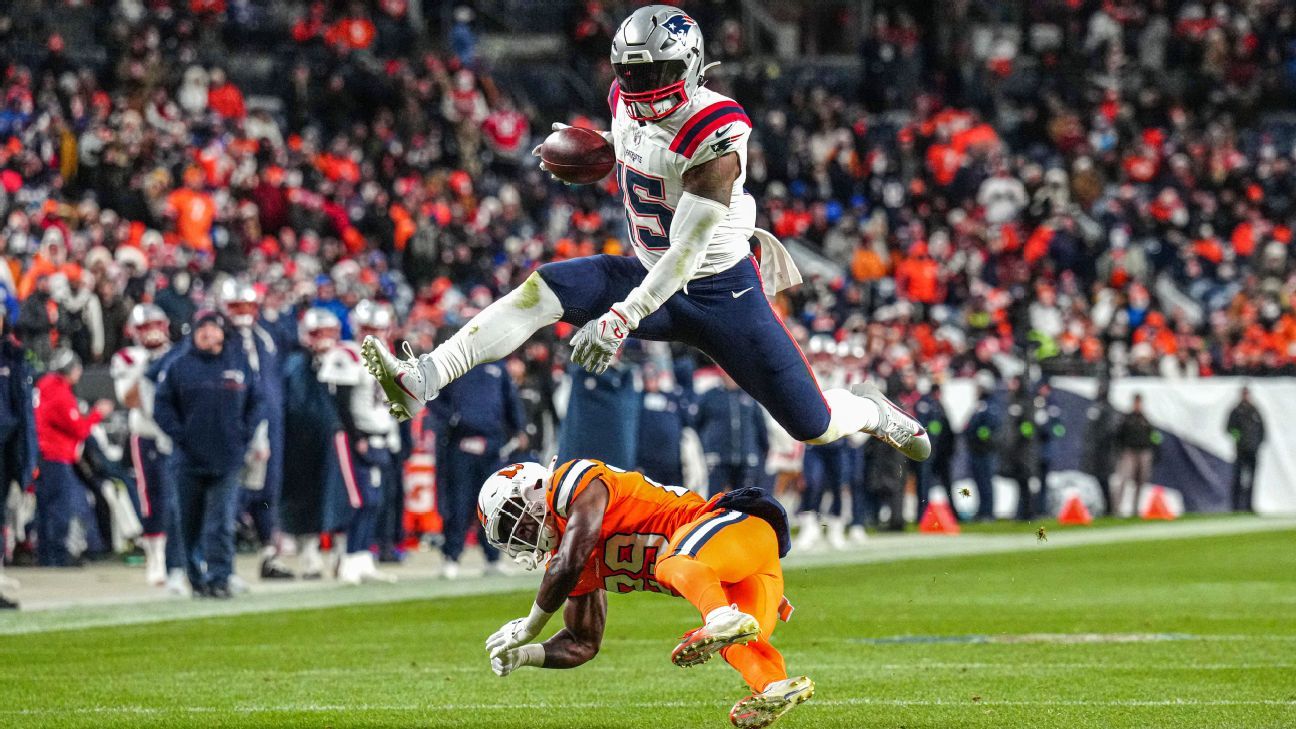 Patriots' Ezekiel Elliott hurdles en route to TD, lead over Broncos - ESPN