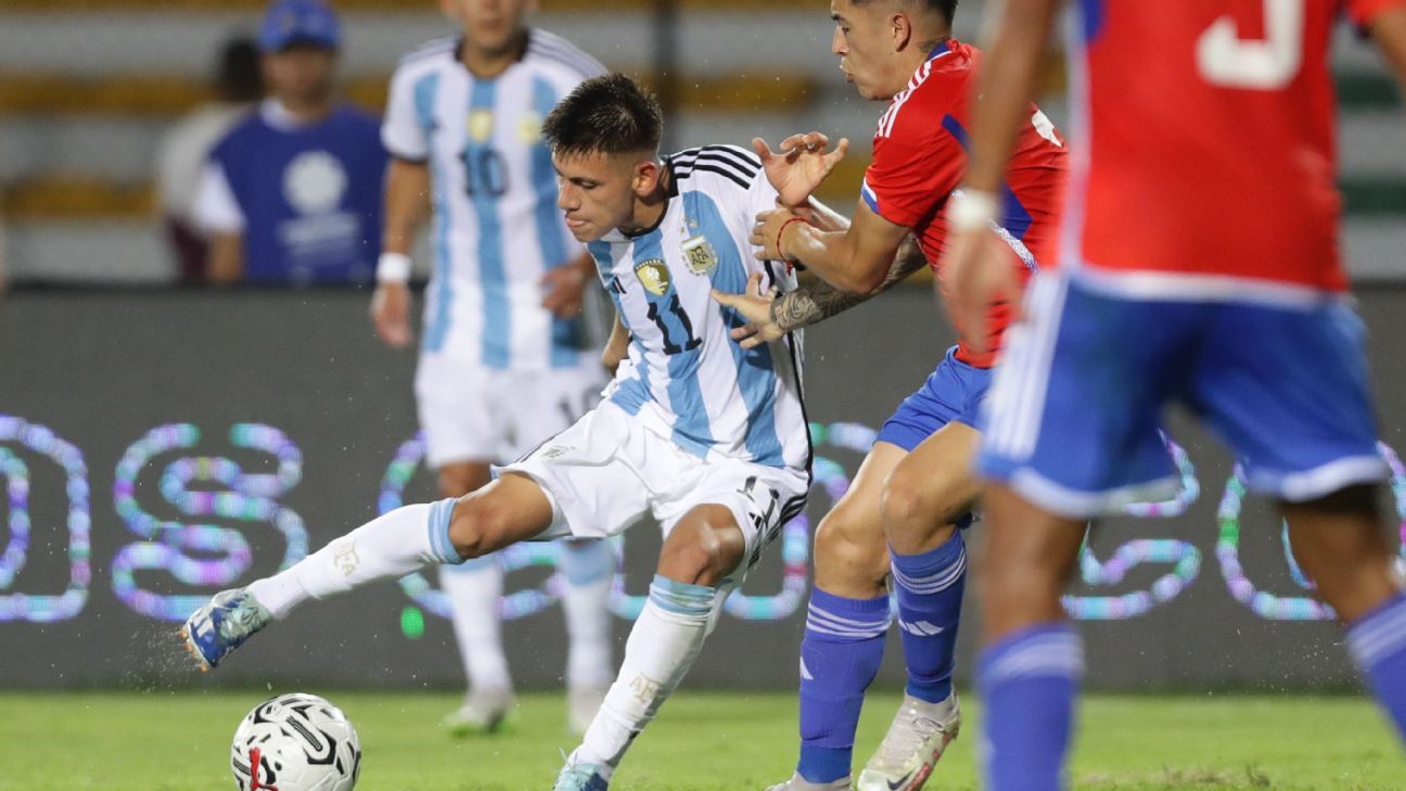 El susto del Diablito Echeverri en el partido de Argentina-Chile - ESPN