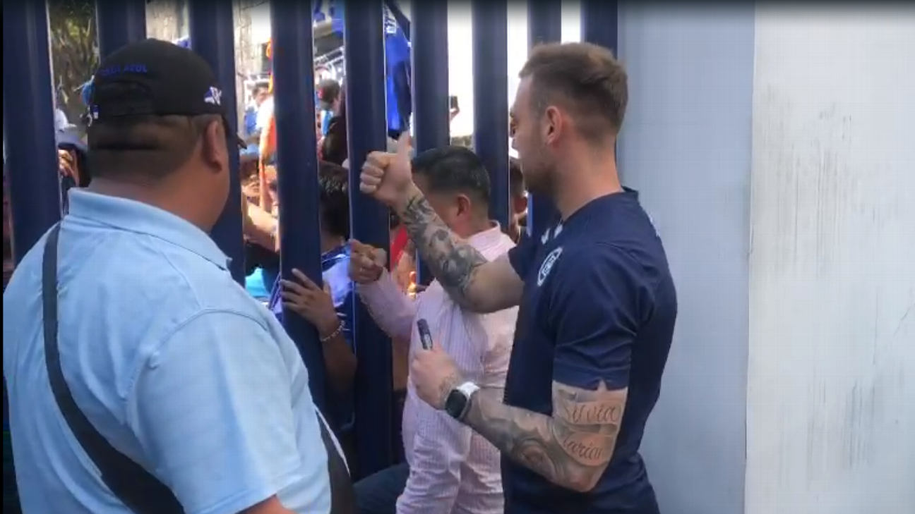 Aficionados de Cruz Azul dan serenata al equipo de cara al clásico ...