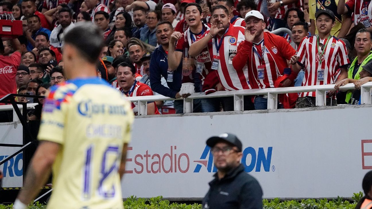 Afición de Chivas insulta y lanza objetos al 'Chicote' Calderón - ESPN