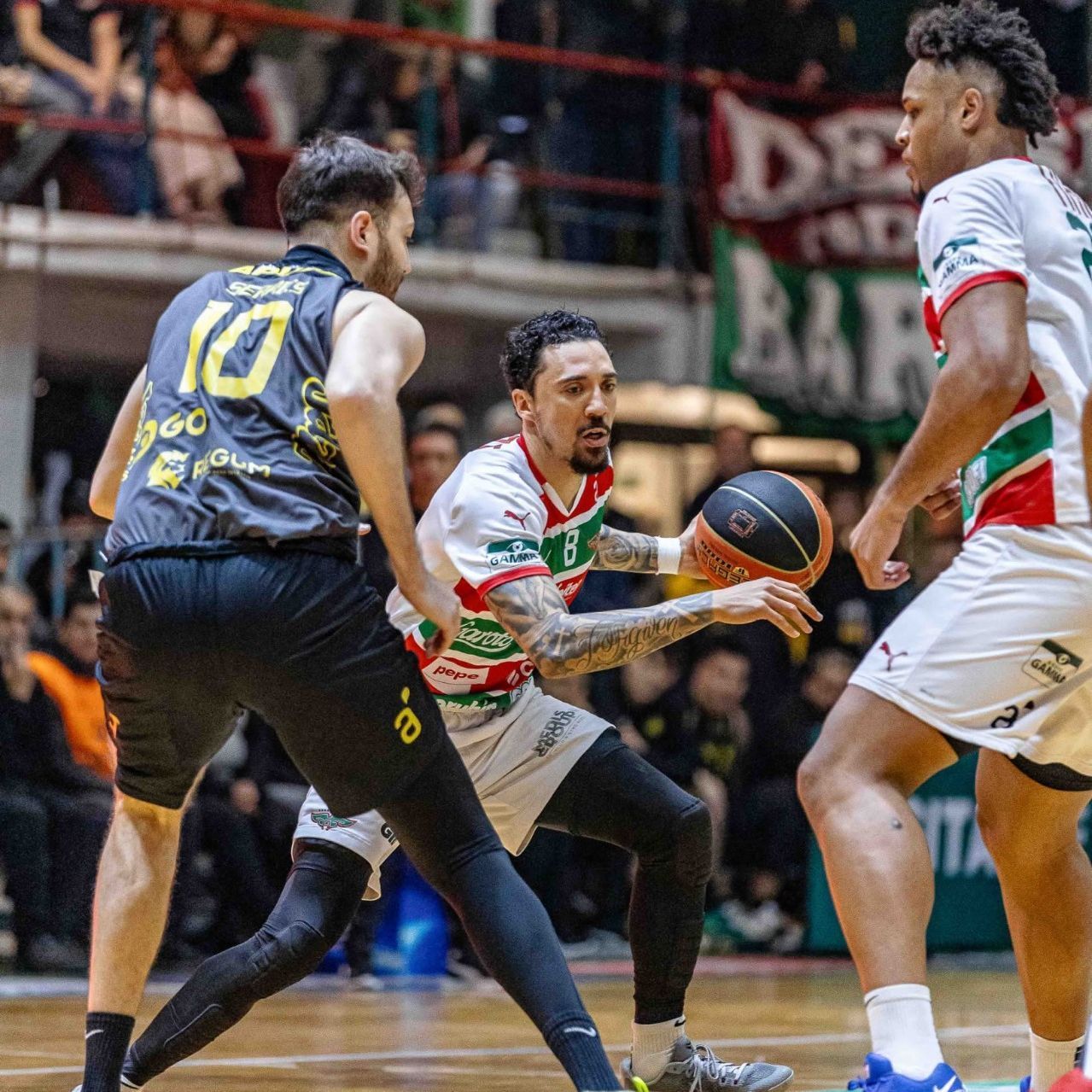 Con un Donald Sims descomunal, Aguada venció a Peñarol y quedó a un ...