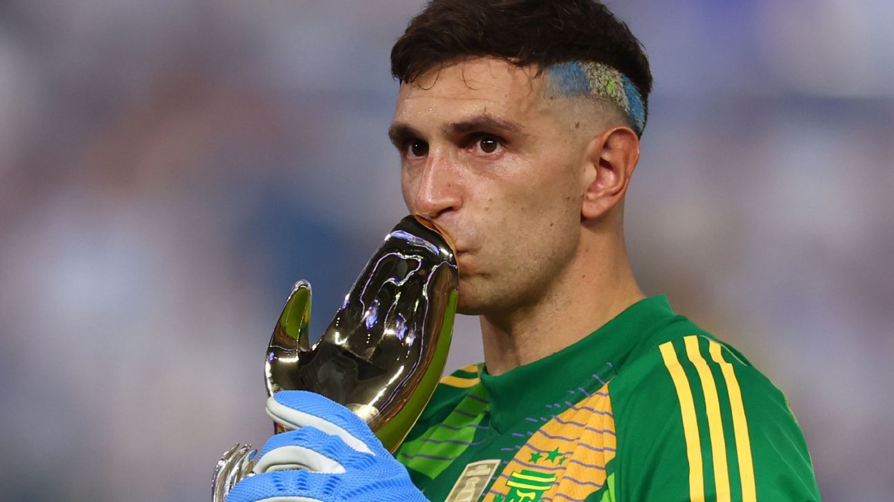 Dibu Martínez fue otra vez elegido el mejor arquero, ahora de la Copa ...