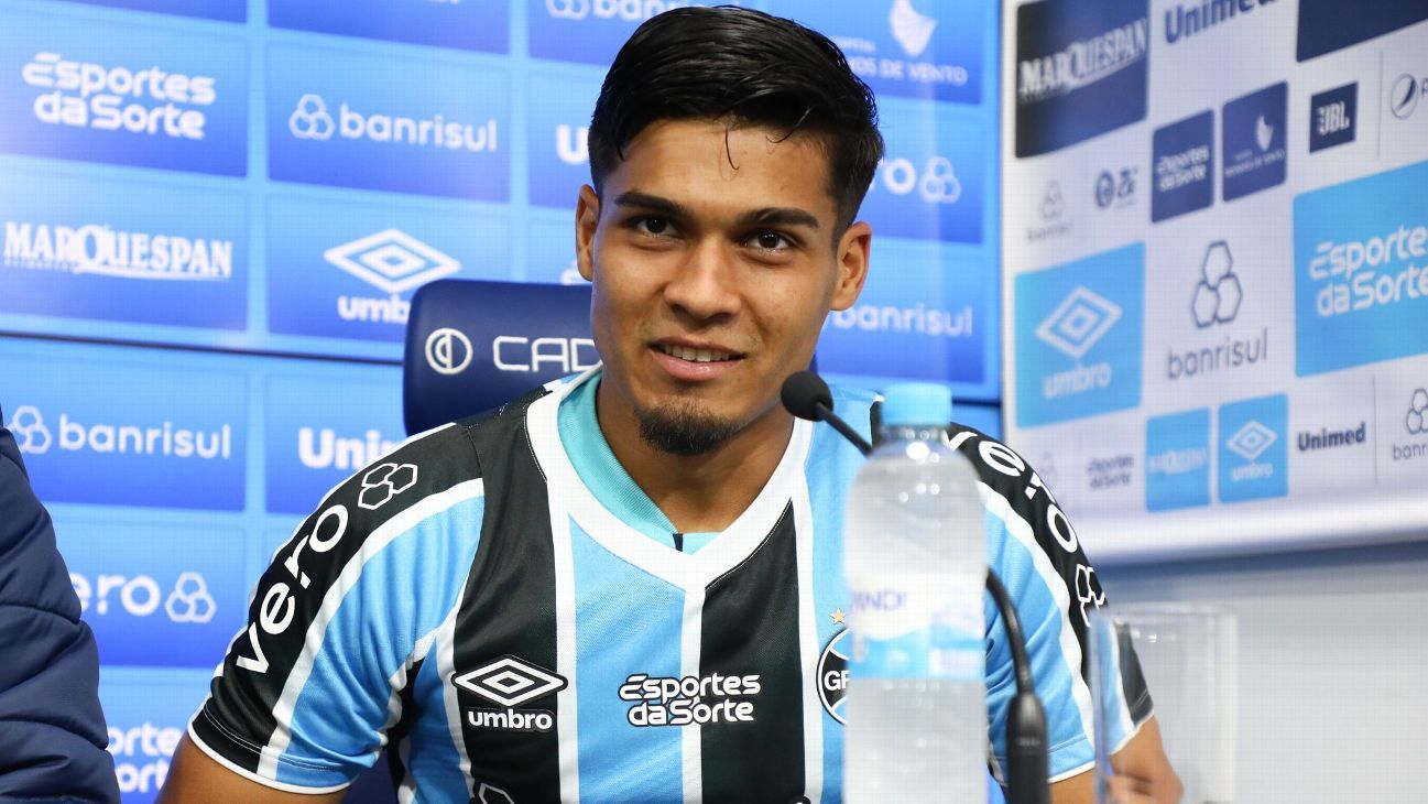 Arezo contó su debut en Gremio y reveló que pidió jugar con la 9 de ...