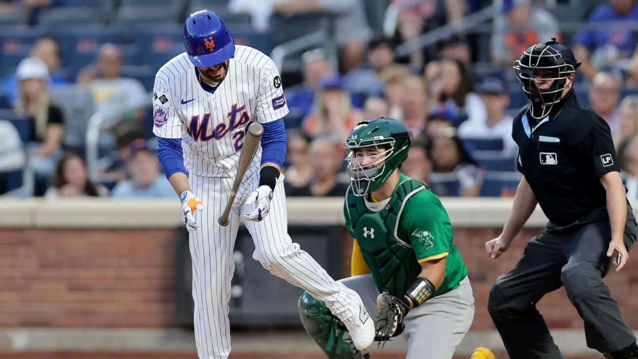 Mets' J.D. Martinez suffers bruised elbow on hit by pitch - ESPN