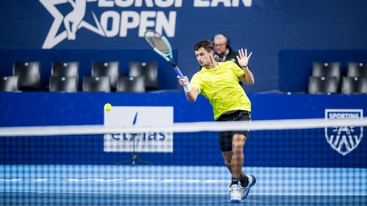 En su debut en canchas indoor, Navone salvó dos match points y avanzó ...