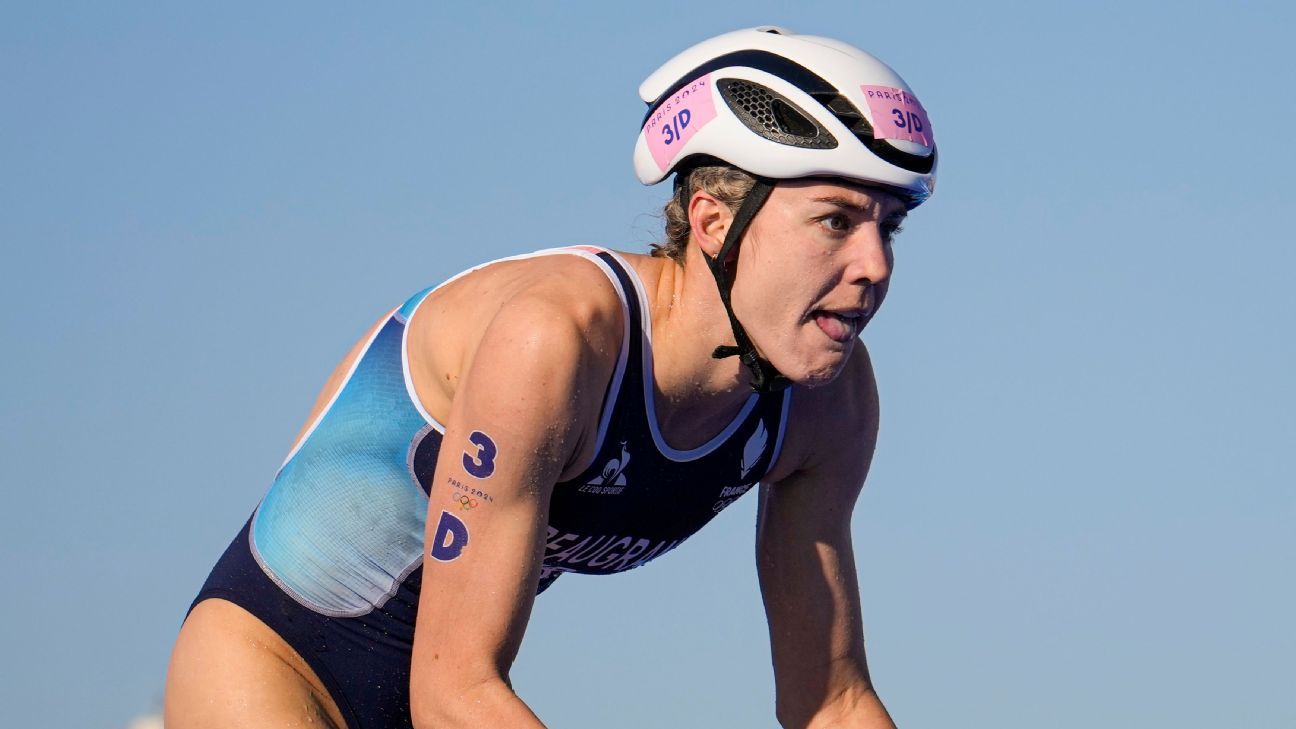 Olympic champion Cassandre Beaugrand wins triathlon world title - ESPN