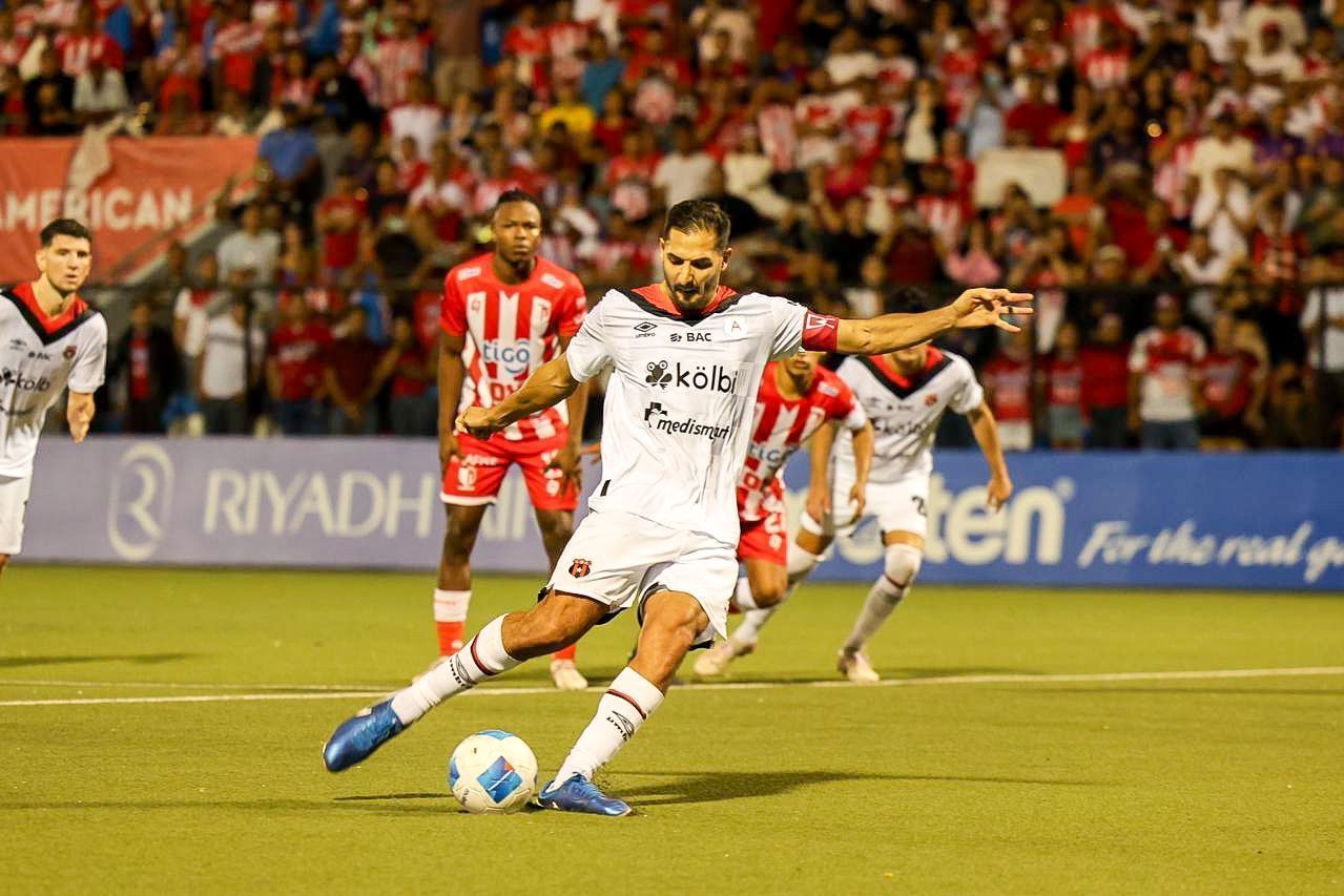 ¿Por qué el árbitro no fue al VAR tras notable mano de Ian Lawrence? - ESPN