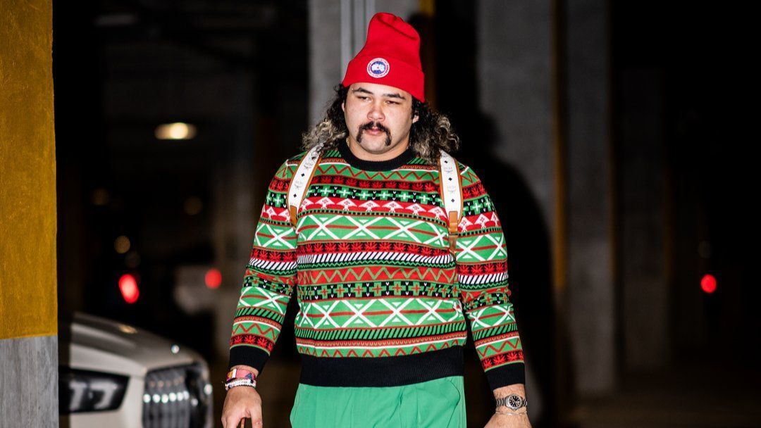 Packers' Sean Rhyan dons festive look in Week 16 arrival - ESPN