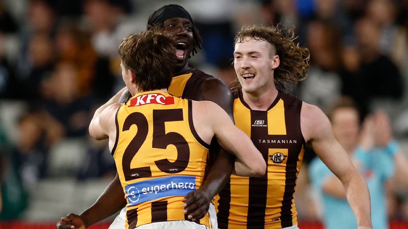 Hawks go 3-0, pile more pressure on tired Carlton - ESPN