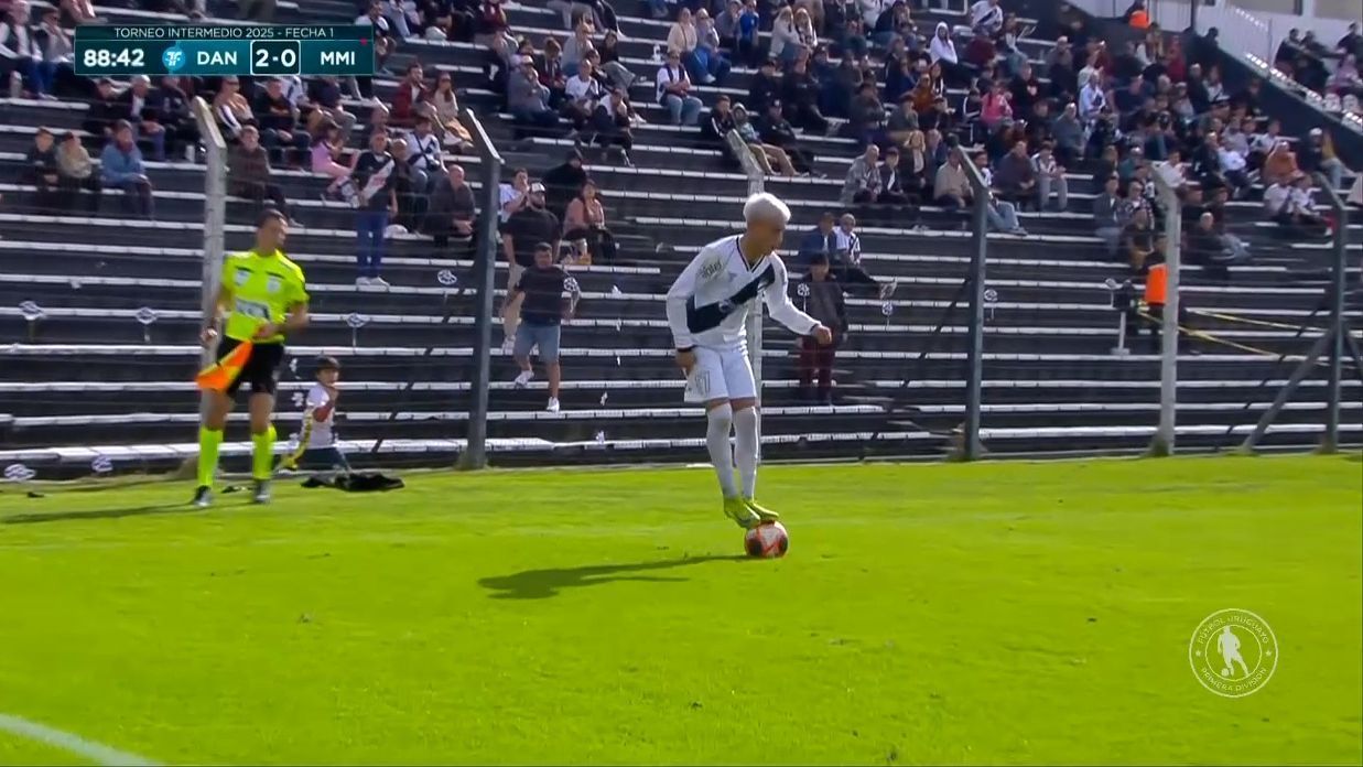 Alexander Velázquez se paró sobre la pelota y se generó un disturbio en ...
