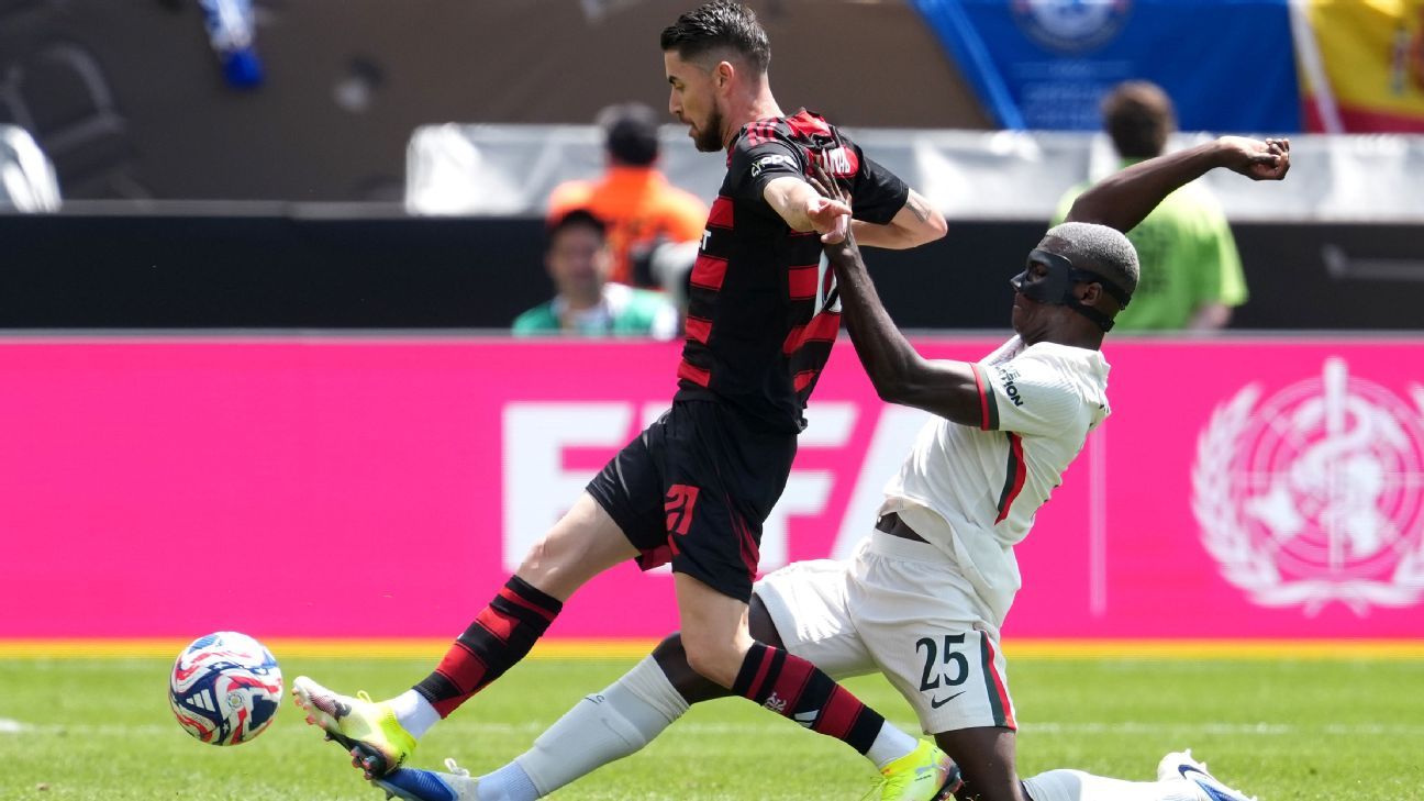Gonzalo Plata le ganó el duelo a Moisés Caicedo en el partido entre ...