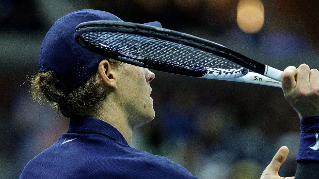 Un fanático intentó obtener algo del bolso de Jannik Sinner sin permiso ...