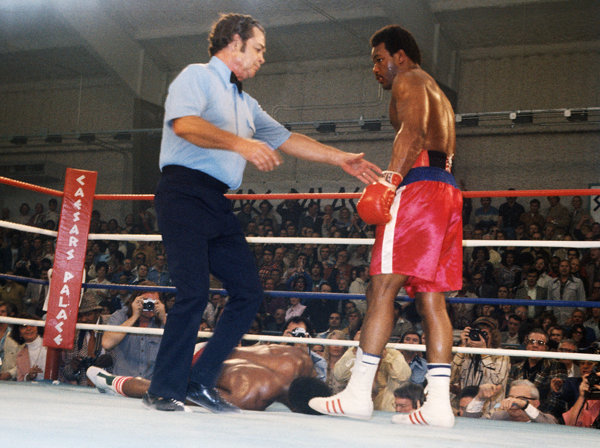 Foreman vs. Lyle - Dan Rafael's 10 Greatest Fights Of All Time - ESPN